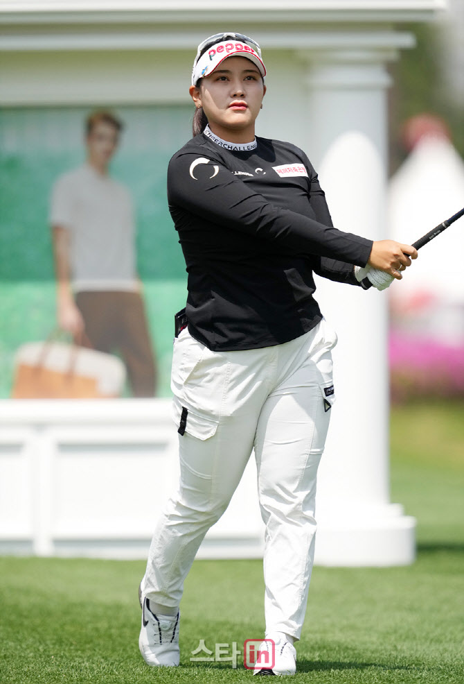 포토 > 크리스에프앤씨 제46회 KLPGA 챔피언십 - 1R - 이데일리