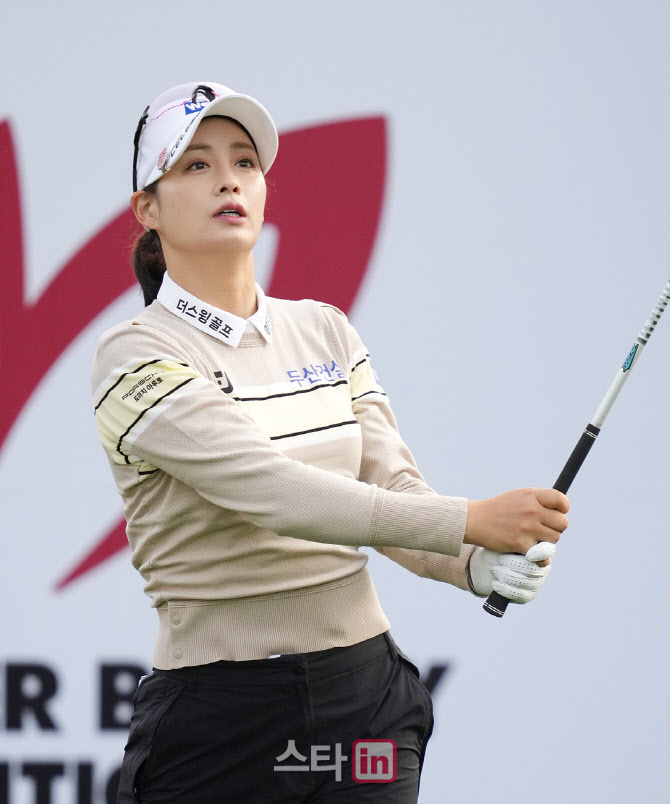 포토 > 크리스에프앤씨 제46회 KLPGA 챔피언십 - 2R - 이데일리