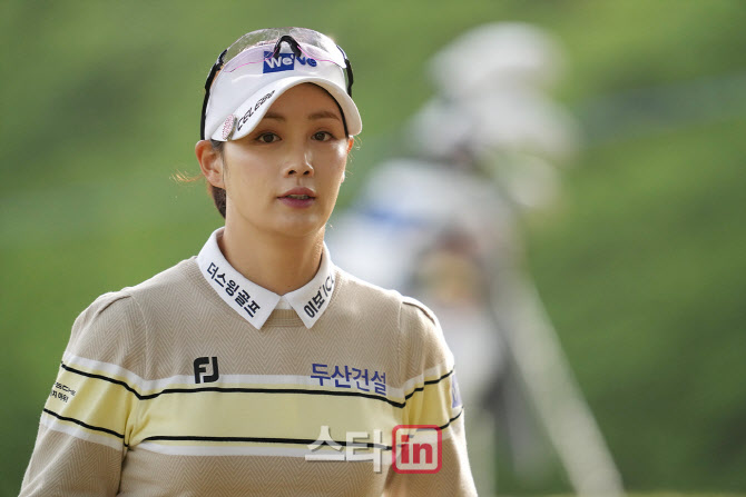 포토 > 크리스에프앤씨 제46회 KLPGA 챔피언십 - 2R - 이데일리