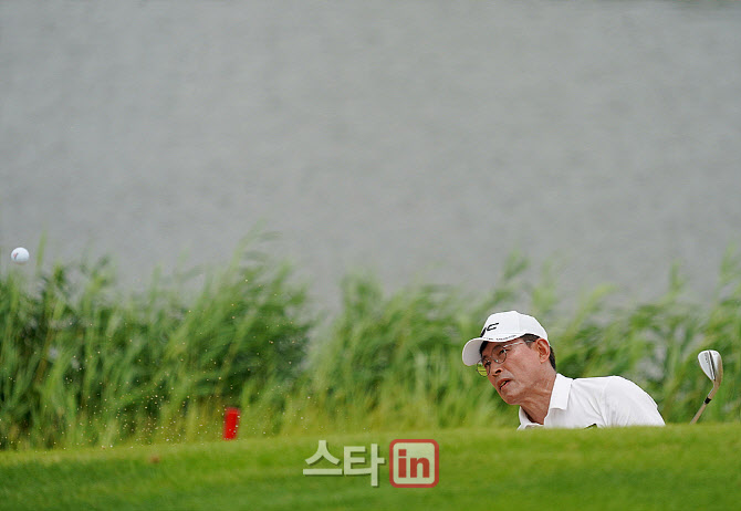 포토 > 제28회 KPGA 시니어 선수권대회 - 1R - 이데일리