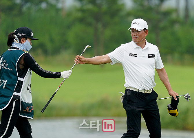 포토 > 제28회 KPGA 시니어 선수권대회 - 1R - 이데일리