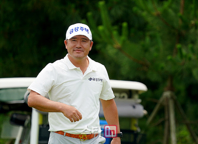 포토 > 제28회 KPGA 시니어 선수권대회 - 1R - 이데일리