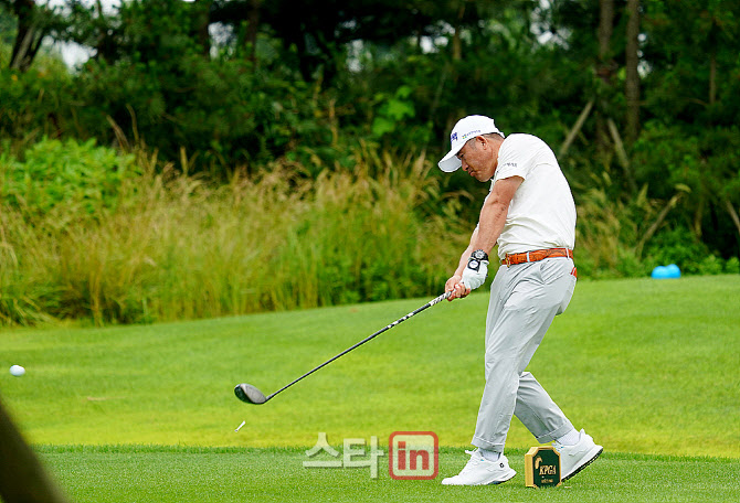 포토 > 제28회 KPGA 시니어 선수권대회 - 1R - 이데일리