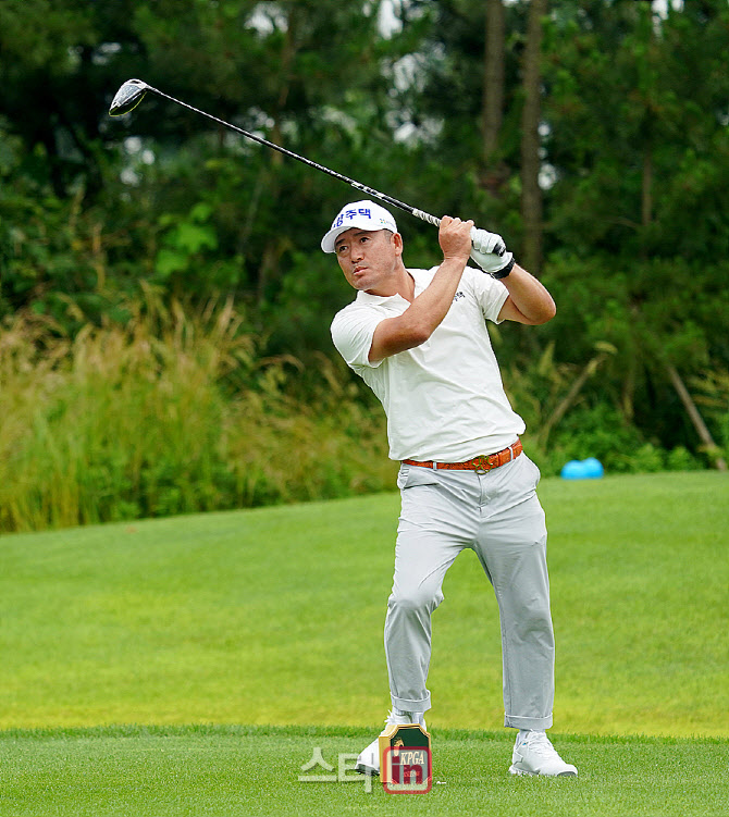 포토 > 제28회 KPGA 시니어 선수권대회 - 1R - 이데일리