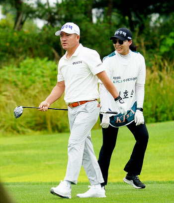 포토 > 제28회 KPGA 시니어 선수권대회 - 1R - 이데일리