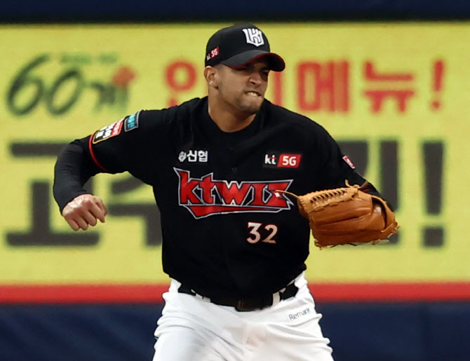[PO3차전]'쿠에바스 8이닝 1실점' kt, 창단 첫 가을야구 승리...2패 뒤 반격