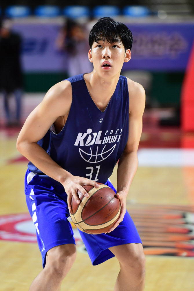 '207cm' 장신센터 이원석, 전체 1순위로 서울삼성에 지명