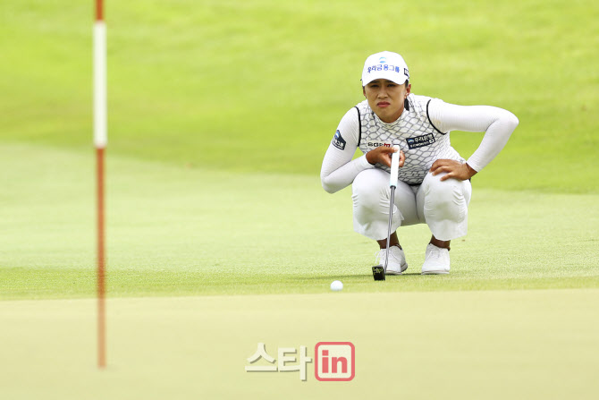 ‘13R 연속 60대 타수’ 고진영, 양희영과 HSBC 2R 공동 선두