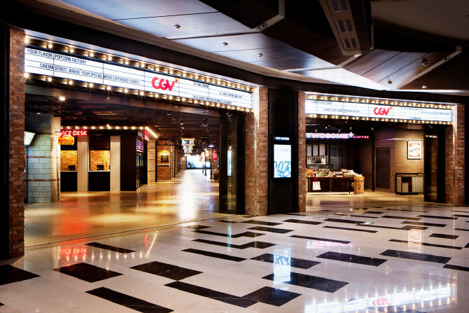 "25개월째 적자"…CGV, 관람료 1000원 인상