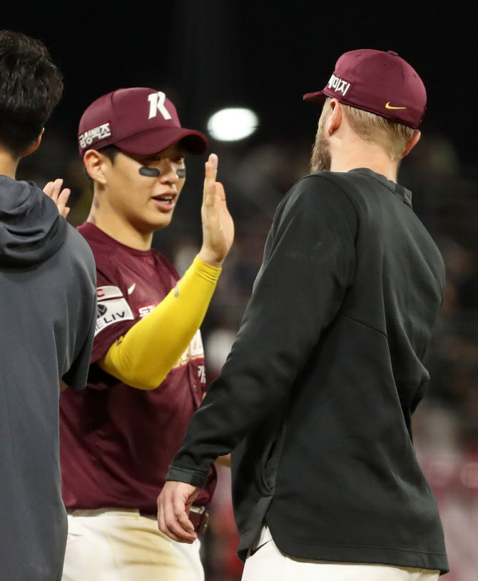 키움, KIA 상대 2연승 '3위 수성'…선두 SSG 80승 선착