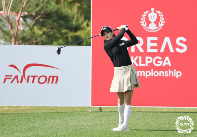 ‘맨발 투혼’ 박결·벤츠 받은 한진선, KLPGA 챔피언십 첫날 공동 선두
