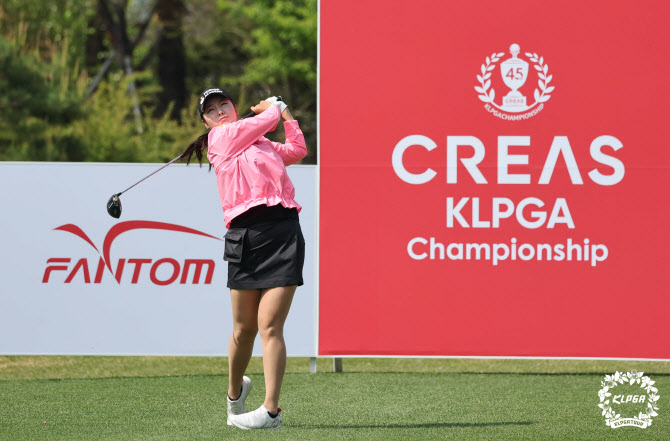 ‘맨발 투혼’ 박결·벤츠 받은 한진선, KLPGA 챔피언십 첫날 공동 선두