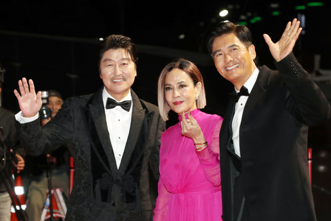 송강호·주윤발이 쏘고 ★들이 수놓았다…28th BIFF, 화려한 개막[종합]